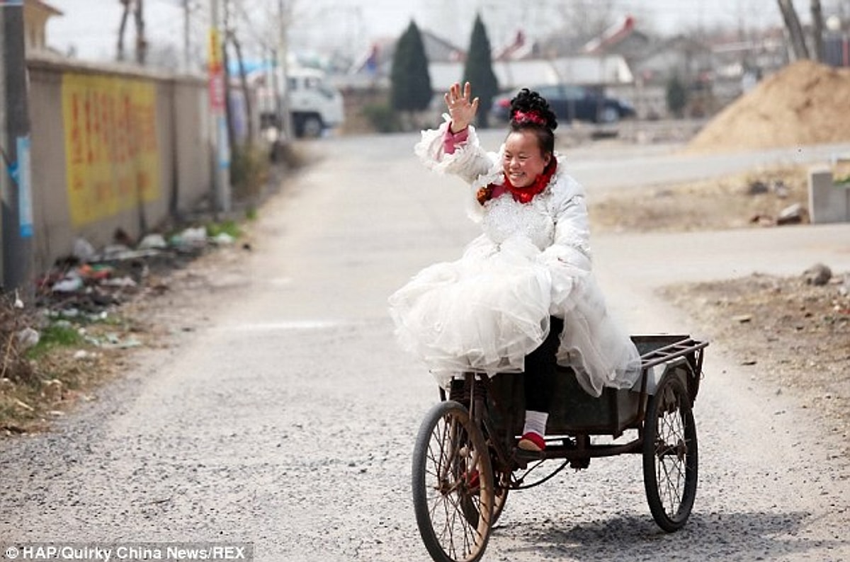 En Mutlu Gününü Yine Yeni Yeniden Yaşamak İçin 10 Yıldır Gelinlik Giyen ...