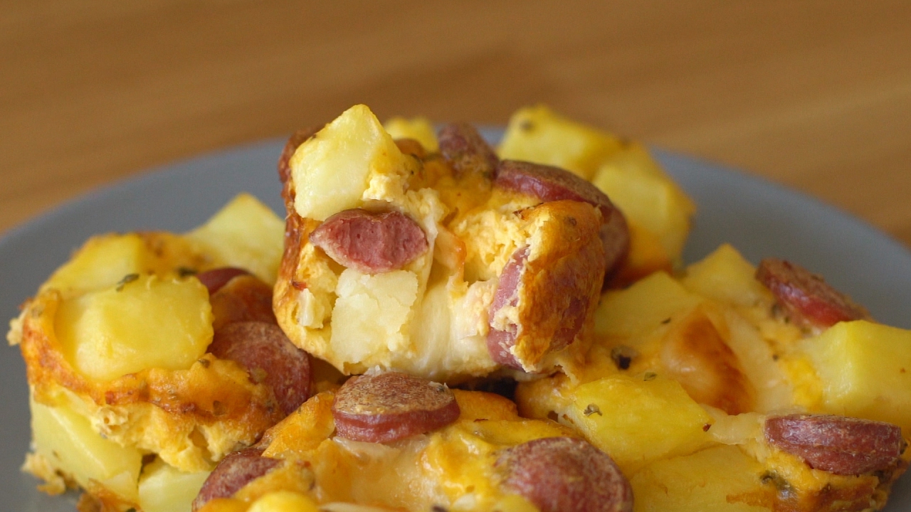 Hafta Sonu Kahvaltısının Yıldızı Olacak Sosisli Yumurtalı Patates Nasıl ...