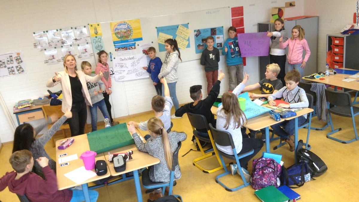 Öğrencilerin Hayatına Güneş Gibi Doğarak Dünyanın Tüm Çiçeklerini Hak ...