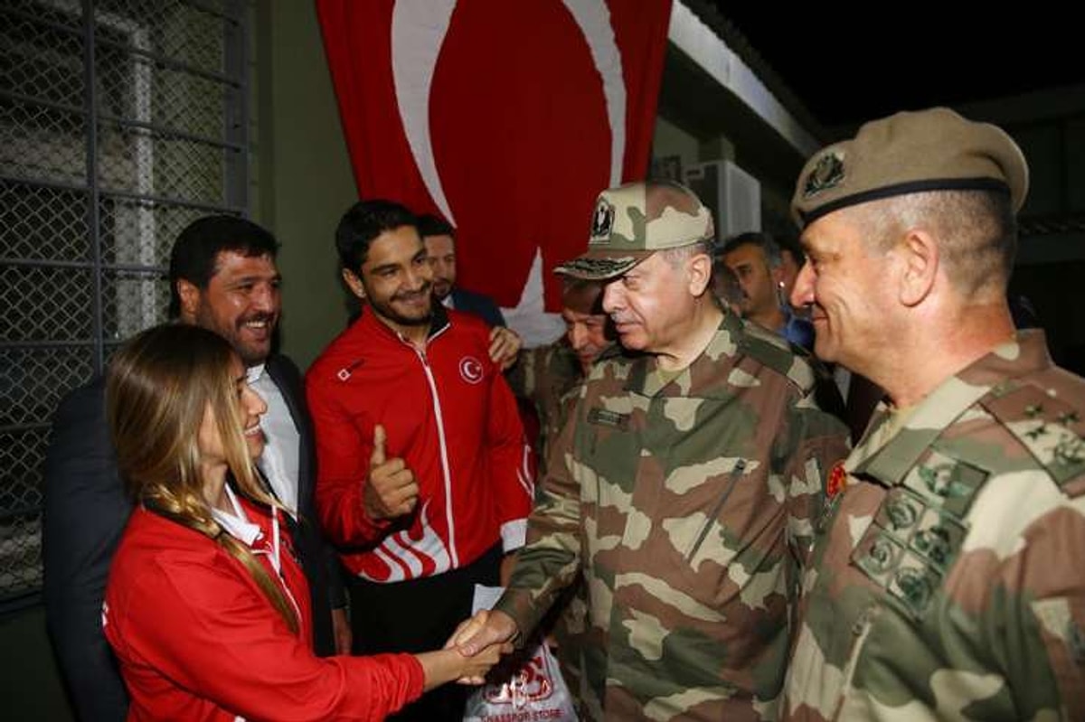 Erdoğan Üniforma Giydi: Selfie'ler ve Türküler Eşliğinde Sınır ...