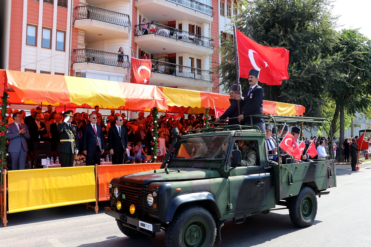 Adı Zafer! Yurdun Dört Bir Yanından 19 Fotoğraf ile 30 Ağustos ...