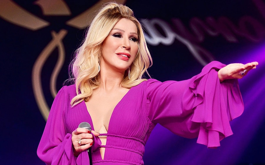 Sabahların Sultanı Seda Sayan'ın 'Doğallığını' Gösterirken Arkadaki ...