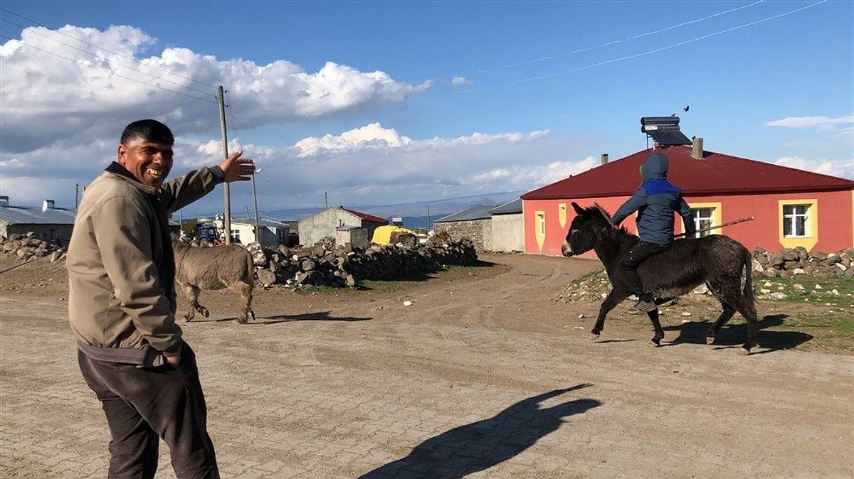 Babası Öldüğünde Dahi Kahkaha Atan Adam: 'Gülmesem Patlarım' - Onedio