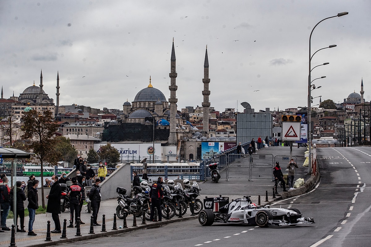 Formula 1 Araçları İstanbul Sokaklarında Turladı! Formula 1 İstanbul ...