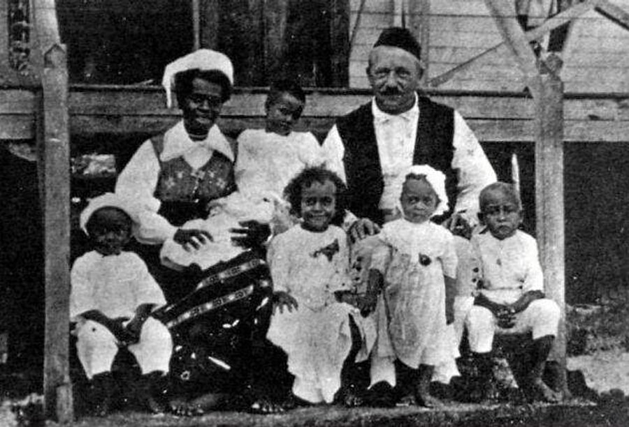 Yamyamların Yaşadığı Bir Adada Mahsur Kalıp Bir de Başlarına Kral Olan ...