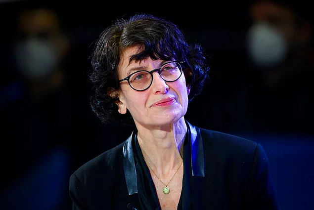 Özlem Türeci Kimdir? ‘Uğur Bey’in Eşi’ Dr. Özlem Türeci’nin Başarılarla ...