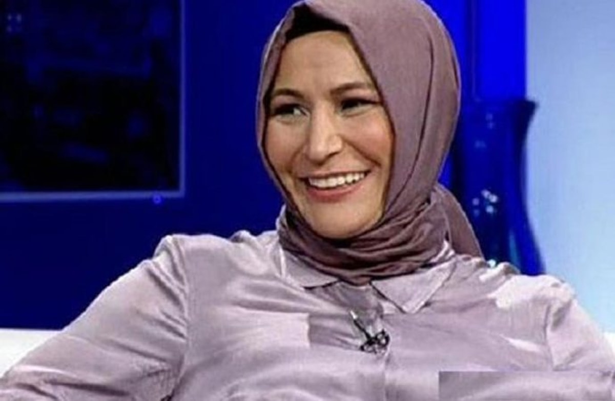 Elif Çakır Kimdir? Başörtüsünü Çıkarmasıyla Gündem Olan Elif Çakır ...