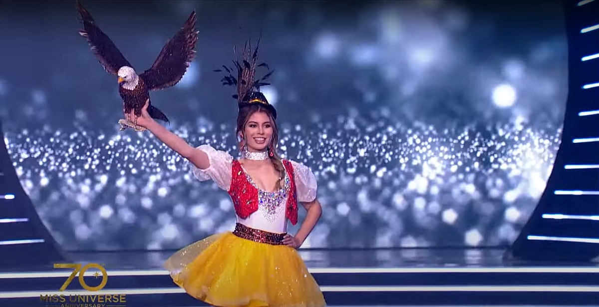 Kainat Güzellik Yarışmasında Geleneksel Kıyafetler - Onedio