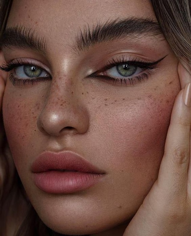 2022 Makyaj Trendlerine Tekrar Giren Kedi Gözü Eyeliner Nasıl Çekilir?