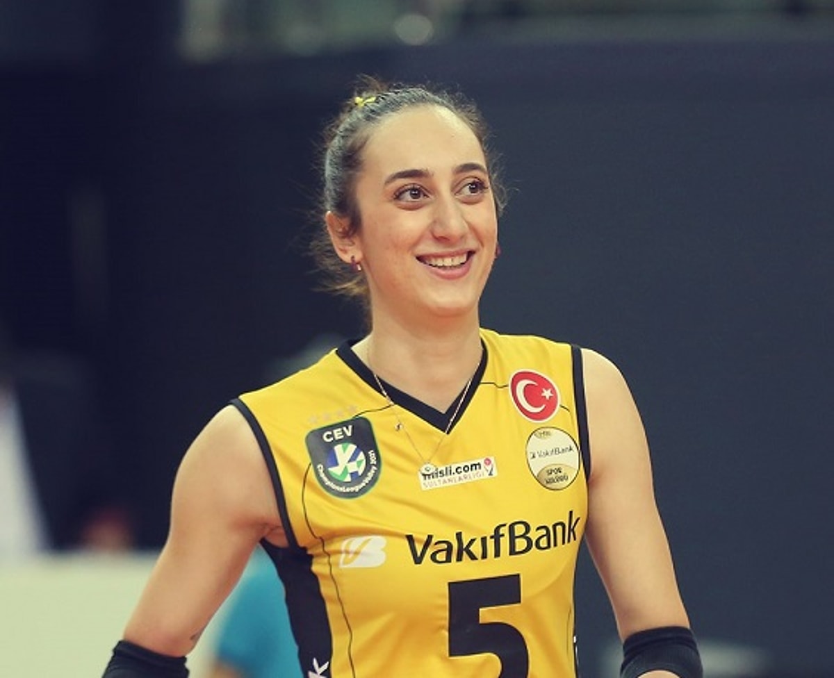 Ayça Aykaç Kimdir? Milli Voleybolcu Ayça Aykaç Hangi Takımlarda Oynadı ...