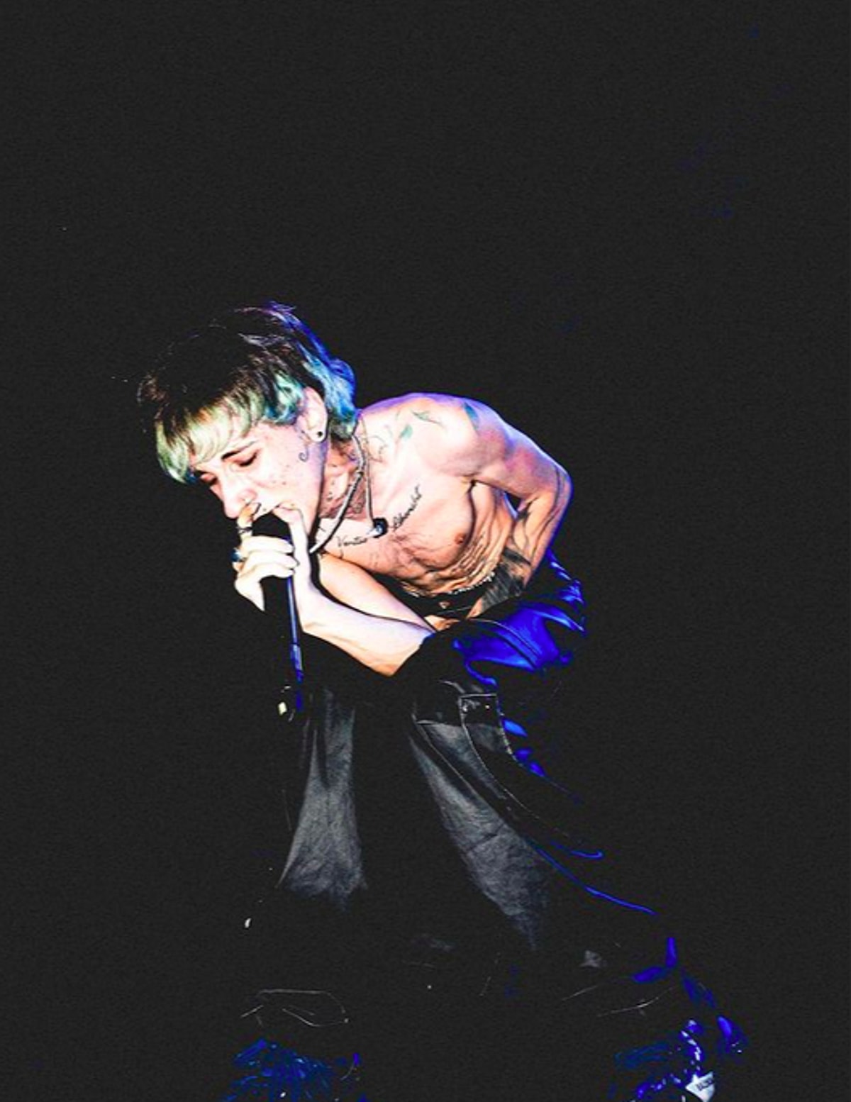 Rapçi Mavi'nin Pantolonunu Çıkartıp İç Çamaşırı ile Devam Ettiği Bi ...