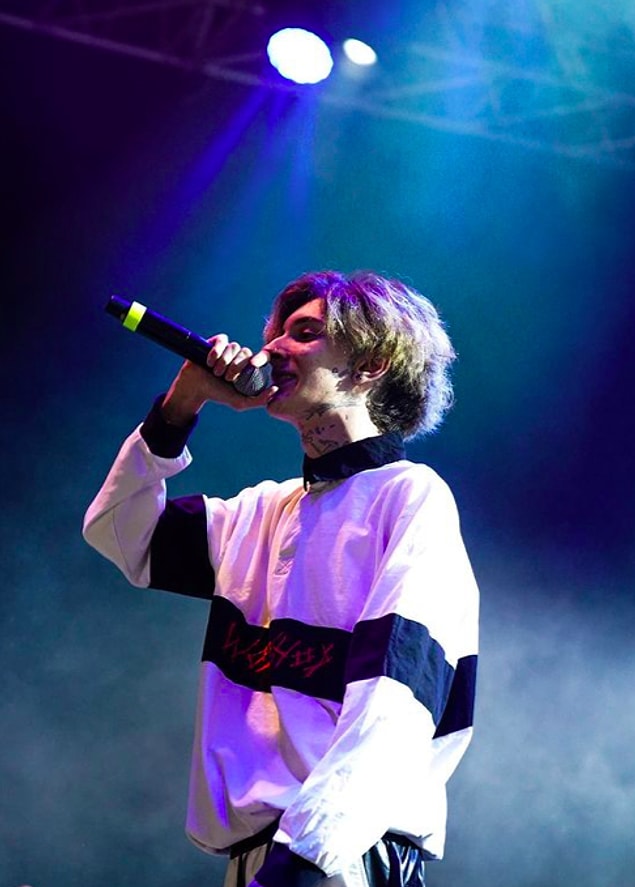 Rapçi Mavi'nin Pantolonunu Çıkartıp İç Çamaşırı ile Devam Ettiği Bi ...