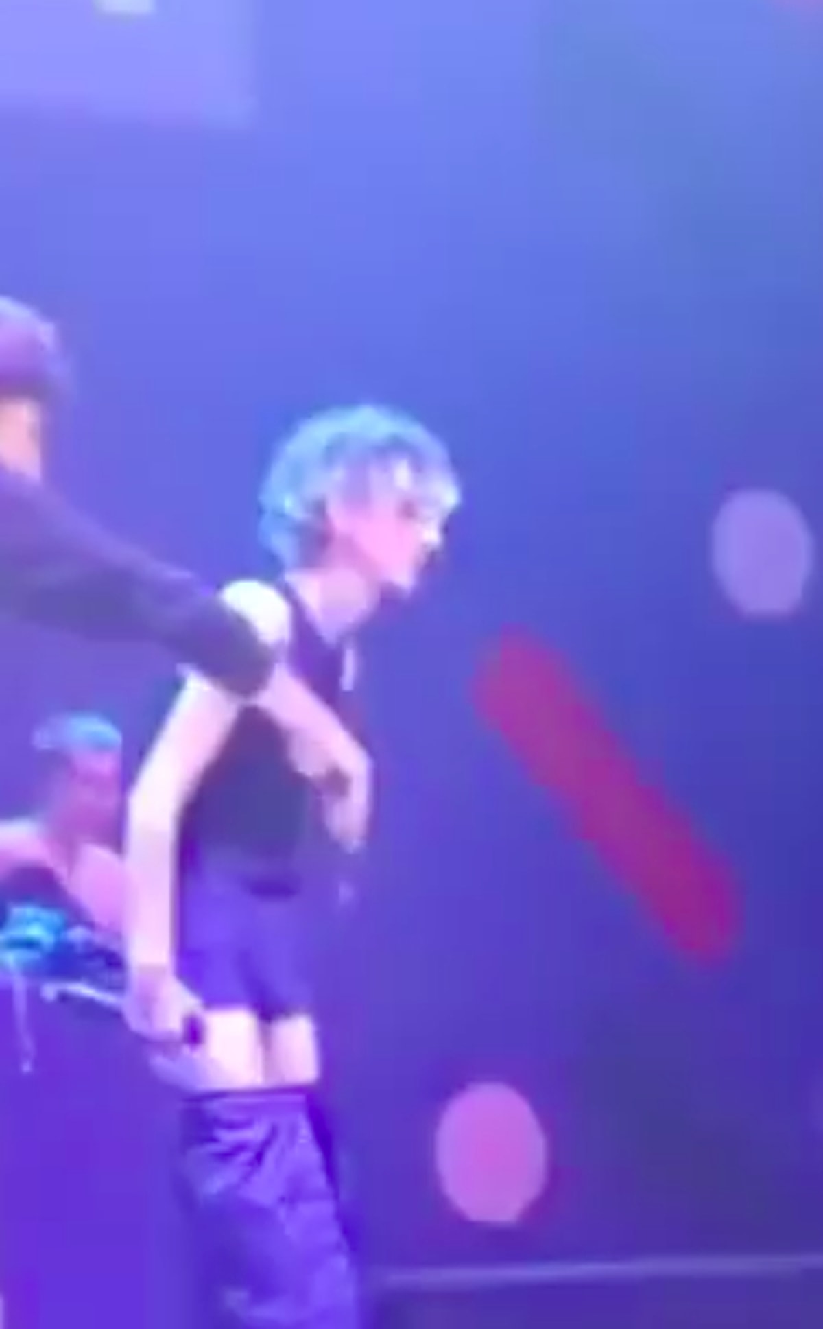 Rapçi Mavi'nin Pantolonunu Çıkartıp İç Çamaşırı ile Devam Ettiği Bi ...