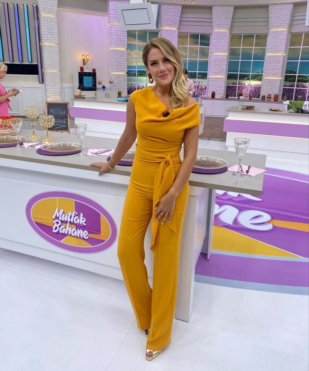 Aslında Kırmızı Oda'da İzlemişiz! Mutfak Bahane'nin Yeni Sunucusu Derya ...