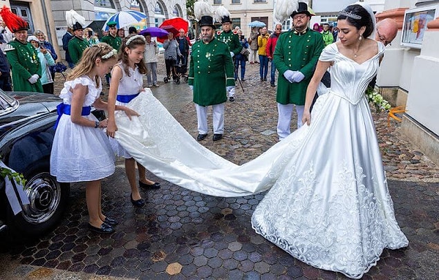 Veliaht Prens ile Dünyaevine Giren İlk Türk Düşes Hande Macit ve Georg ...