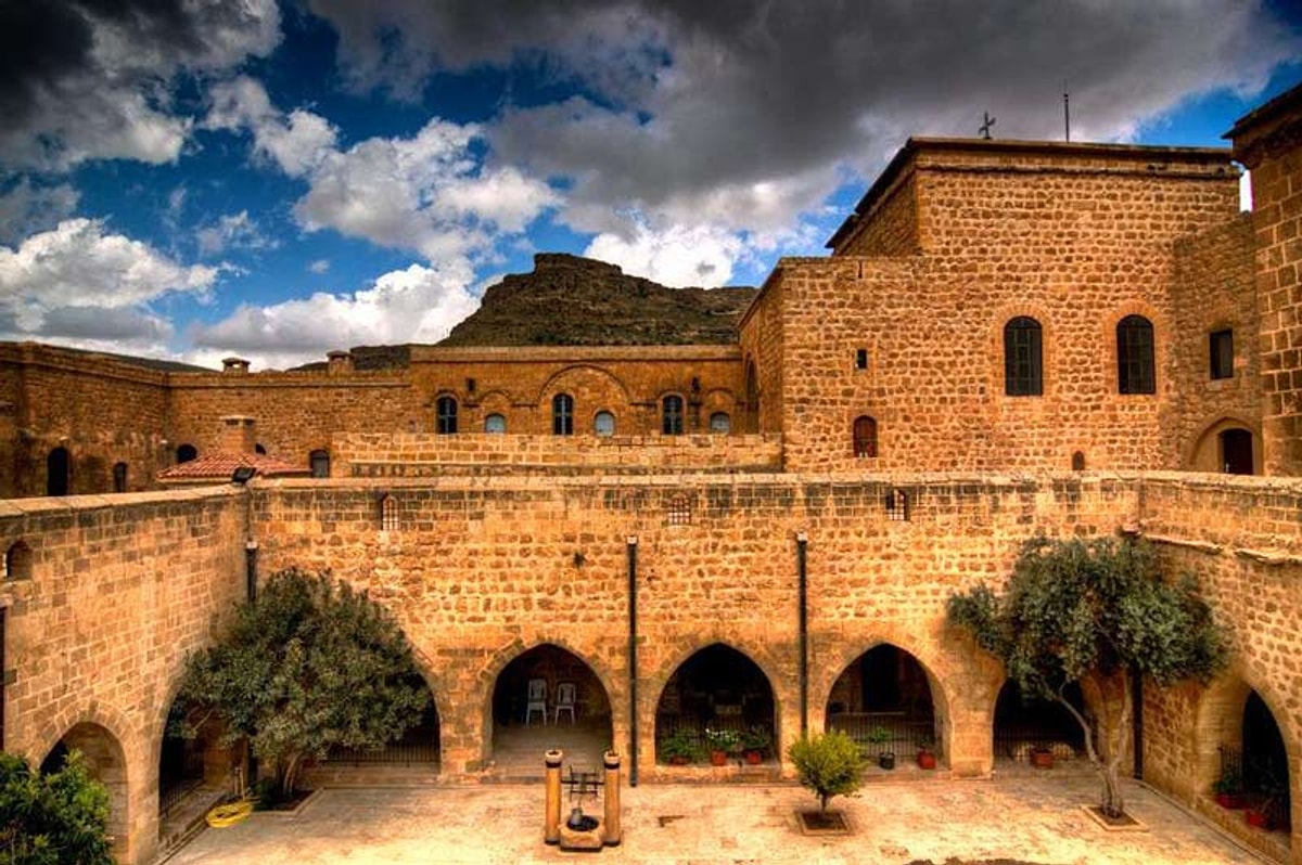 Mardin'de Adeta Canlı Bir Tarih Görünümündeki Manastır: Deyrulzafaran ...