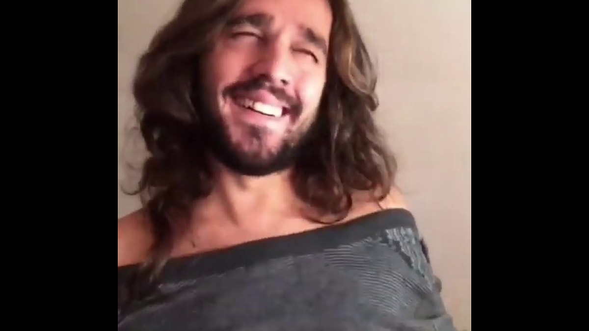 Tansu Dayan Neslihan Atagül ile Dalga Geçti - Onedio