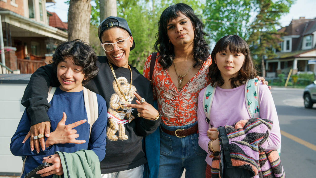 Netflix Presents The Second Season of Canadian Sitcom ‘Sort Of’ - Onedio