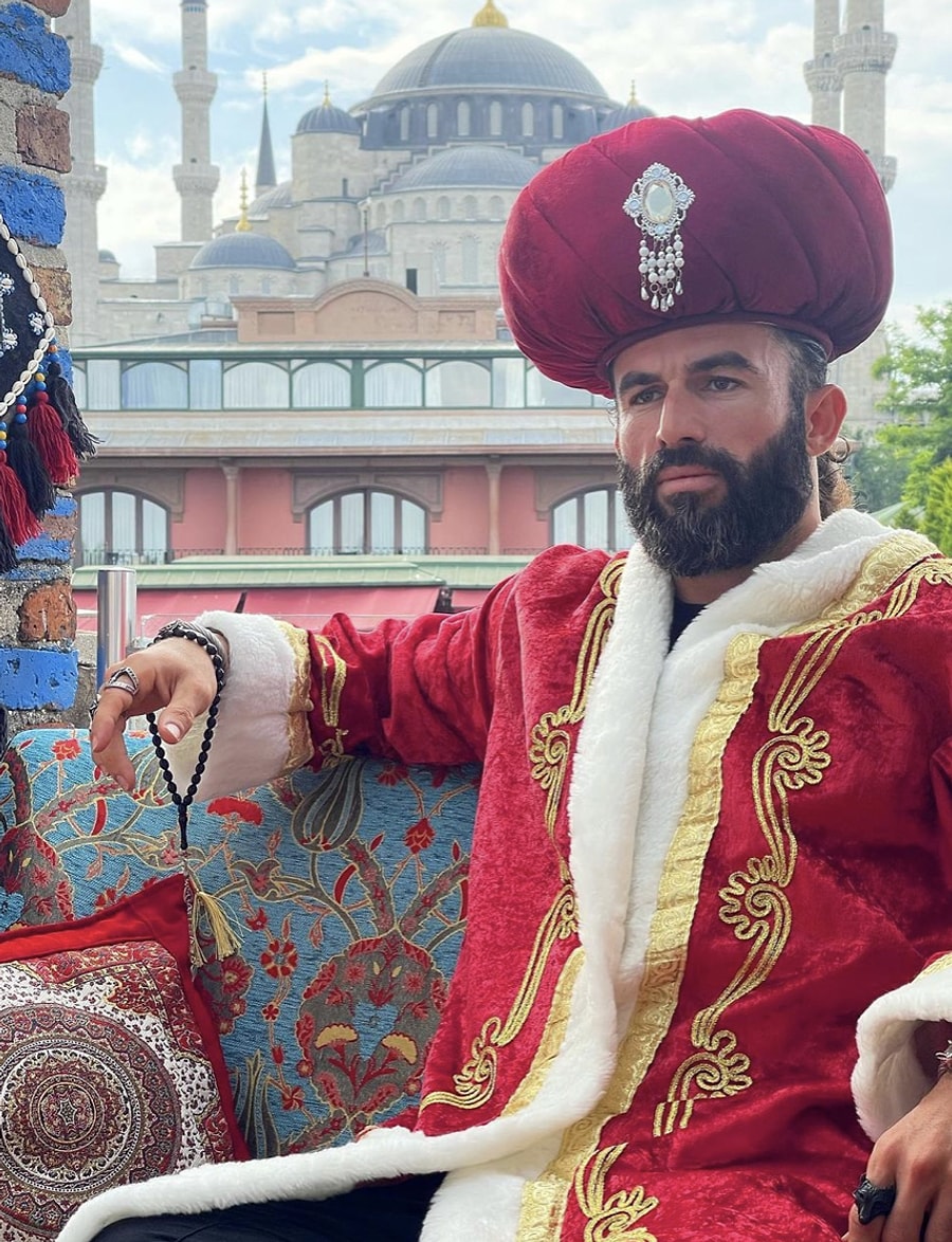 Turabi'nin Çıplak Kadınla Paylaştığı Fotoğraf - Onedio