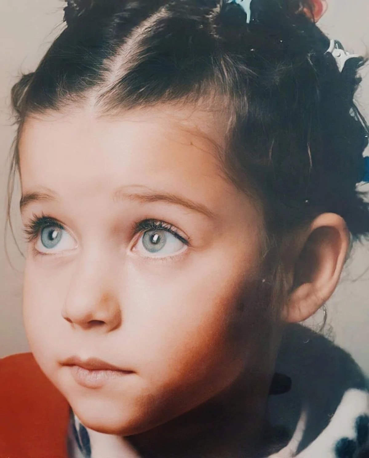 Afra Saraçoğlu'ndan Çocukluk Fotoğrafı Paylaşımı - Onedio