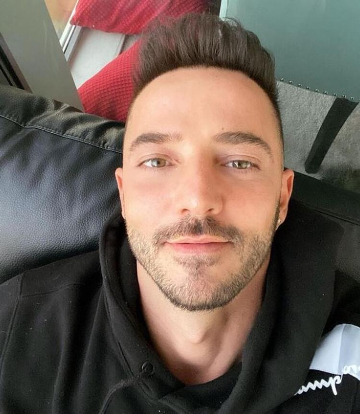 Uzun Süredir Gözlerden Uzak Yaşayan Şarkıcı Gökhan Özen Amerika'da Kalp ...