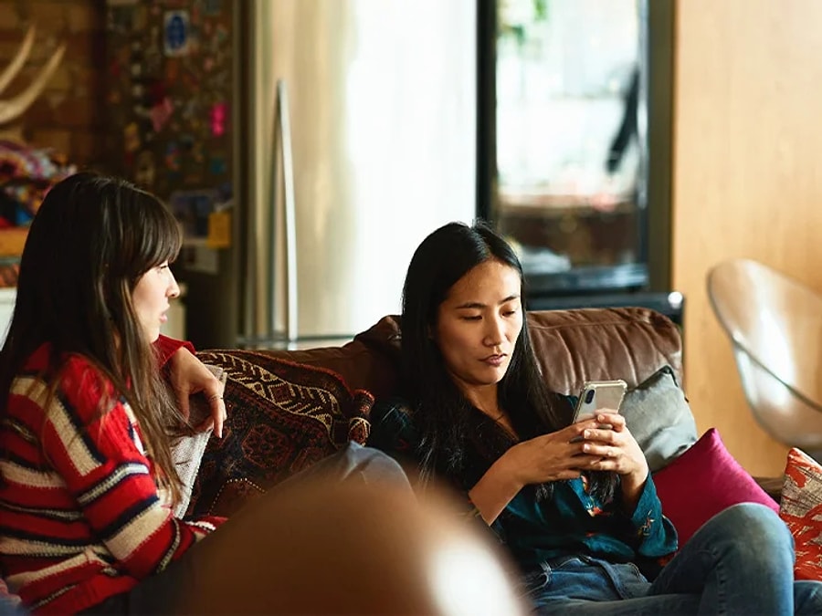 "Phubbing" Nedir ve İlişkilerimizi Nasıl Etkiler? - Onedio