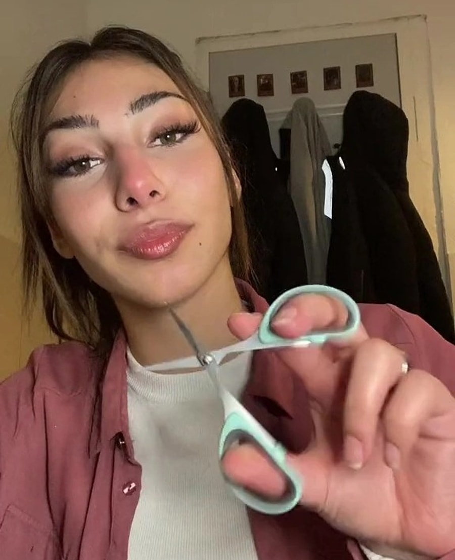 TikTok'un Yeni Güzellik Akımına Katılarak Alt Kirpikleri Kesen Kadınlar ...