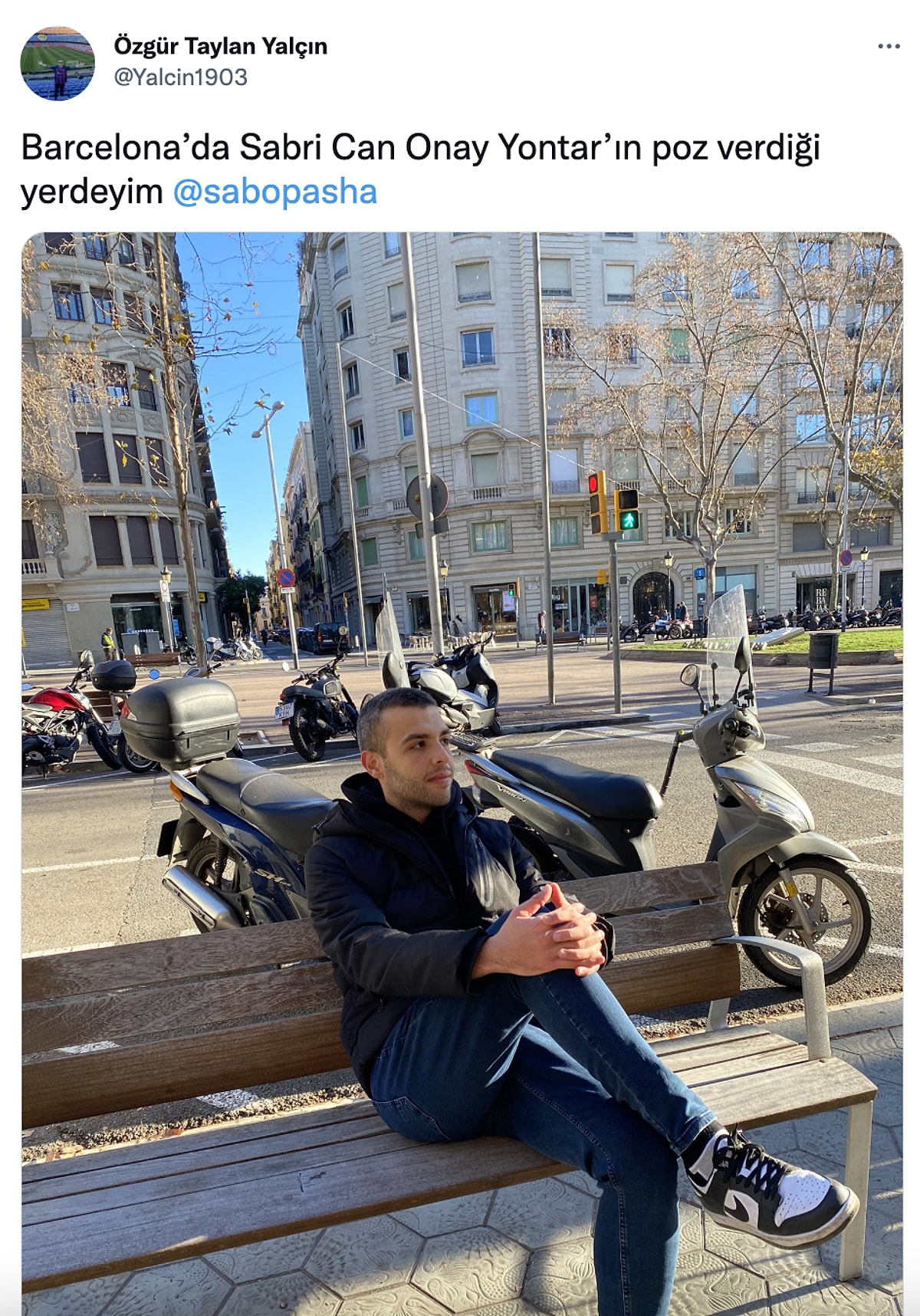 Arda Turan'ın Barcelona'da Oturduğu Bankı Sherlock Holmes Gibi Bulan Kişiye Gelen Eğlenceli ...