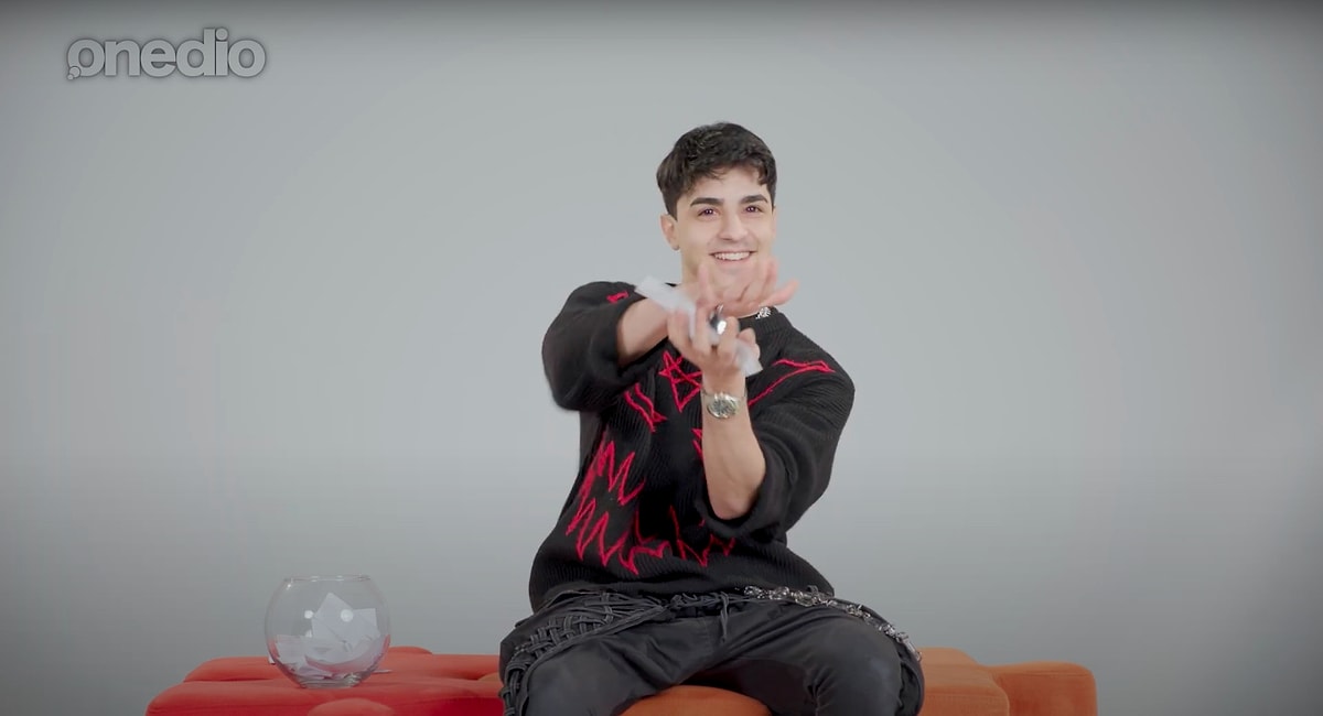 Özgür Deniz Cellat Sosyal Medya Soruları - Onedio