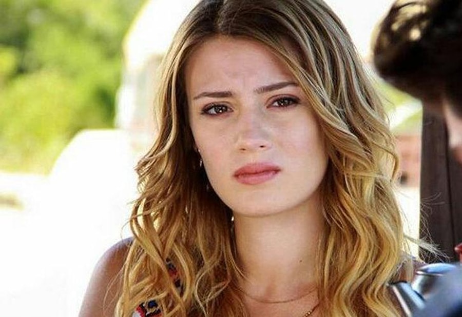 Deprem Bölgesinde Olan Gizem Karaca İsyan Etti - Onedio