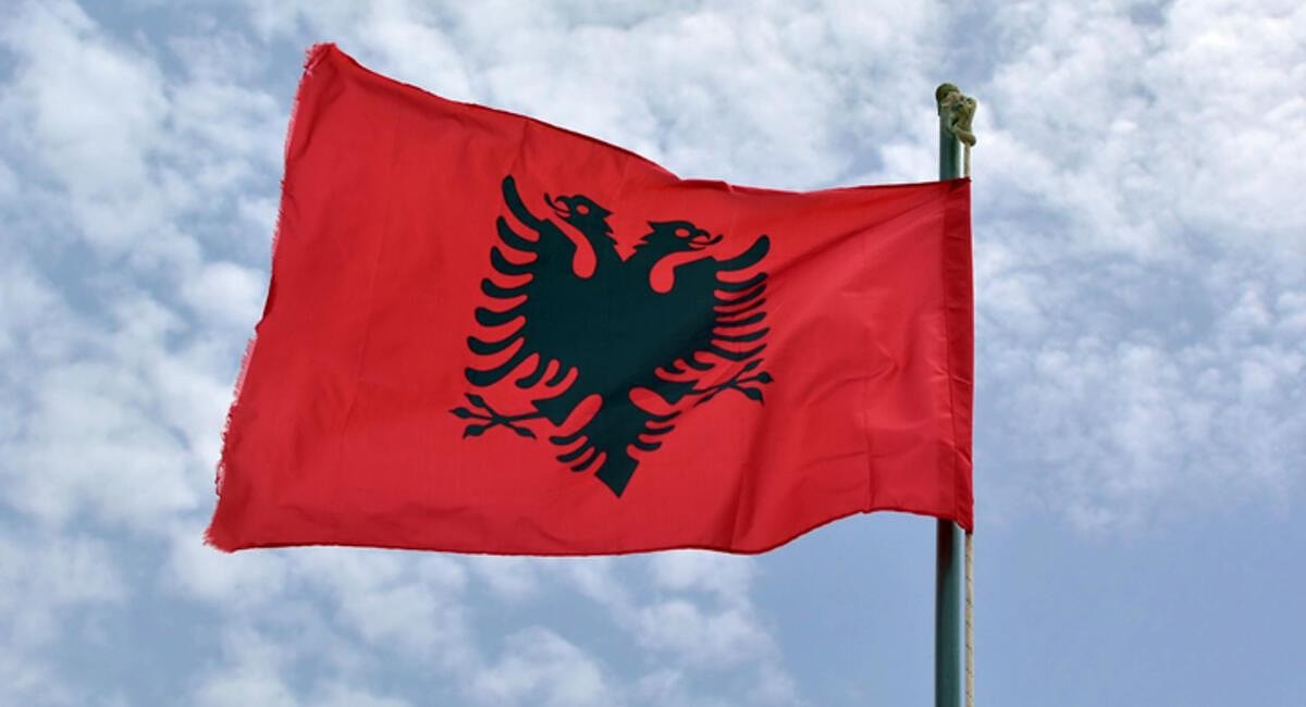 Arnavutluk Bayrağı Onedio