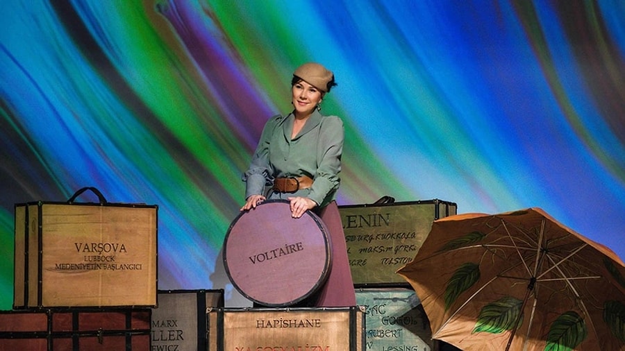 Tiyatro ve Sinema Oyuncusu Jülide Kural Kimdir? - Onedio