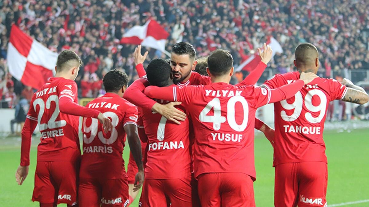 Kuzeyin Kralı Geri Döndü! Samsunspor 11 Yıl Sonra Yeniden Süper Lig'e ... Kuzeyin Kralı Geri Döndü! Samsunspor 11 Yıl Sonra Yeniden Süper Lig'e ...