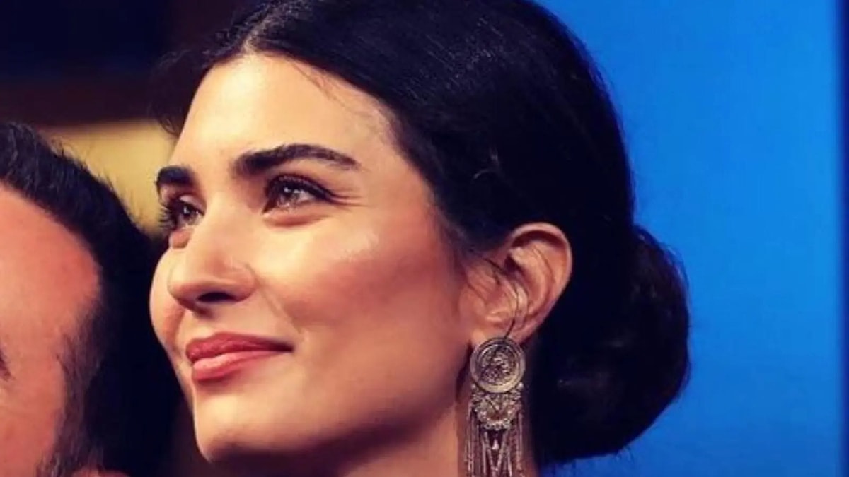 Tuba Büyüküstün: The Timeless Beauty of Turkish Television - Onedio