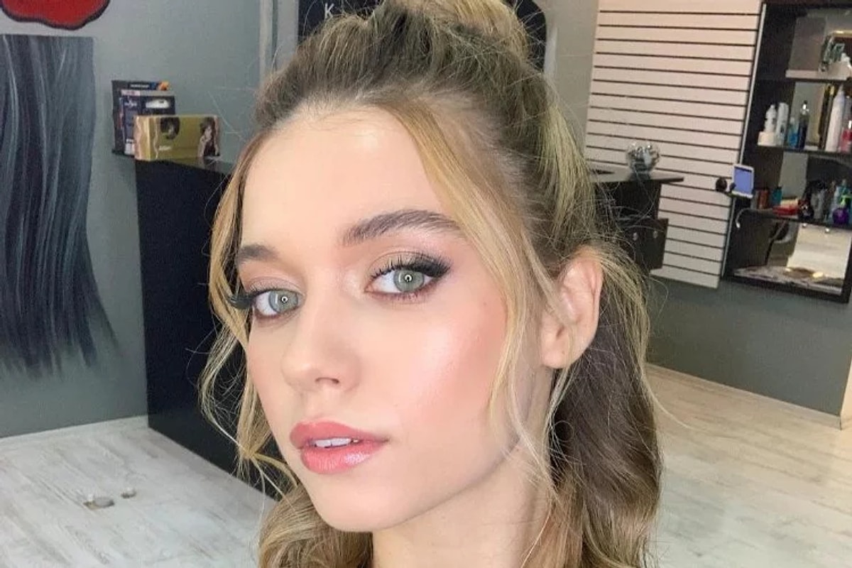 Afra Saraçoğlu: The Turkish Actress’ Life, Career, Relationships - Onedio