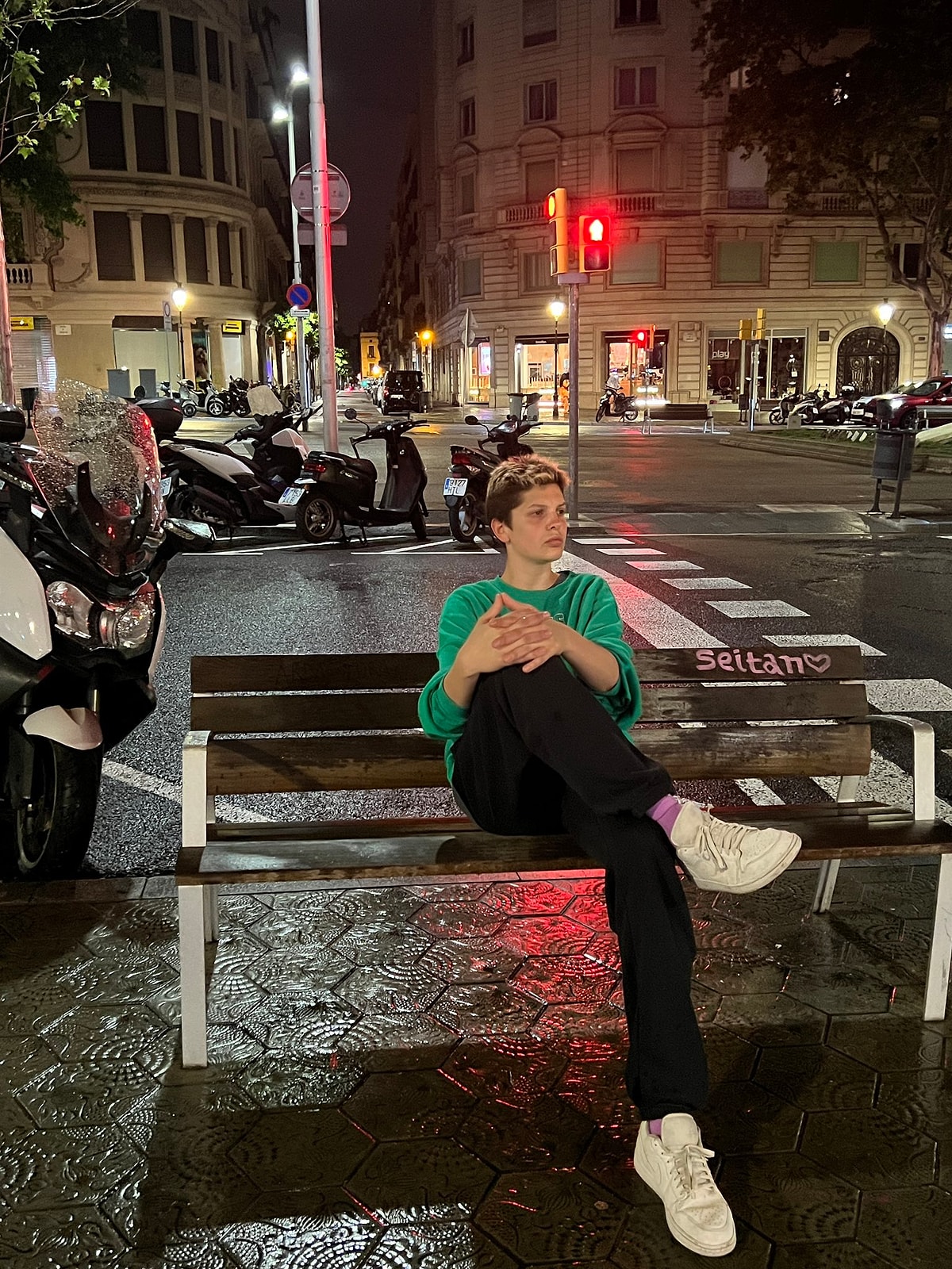 Barcelona'da Arda Turan Bankı'nı Arayan Kişiyle Beraber Poz Veren Ebrar ...