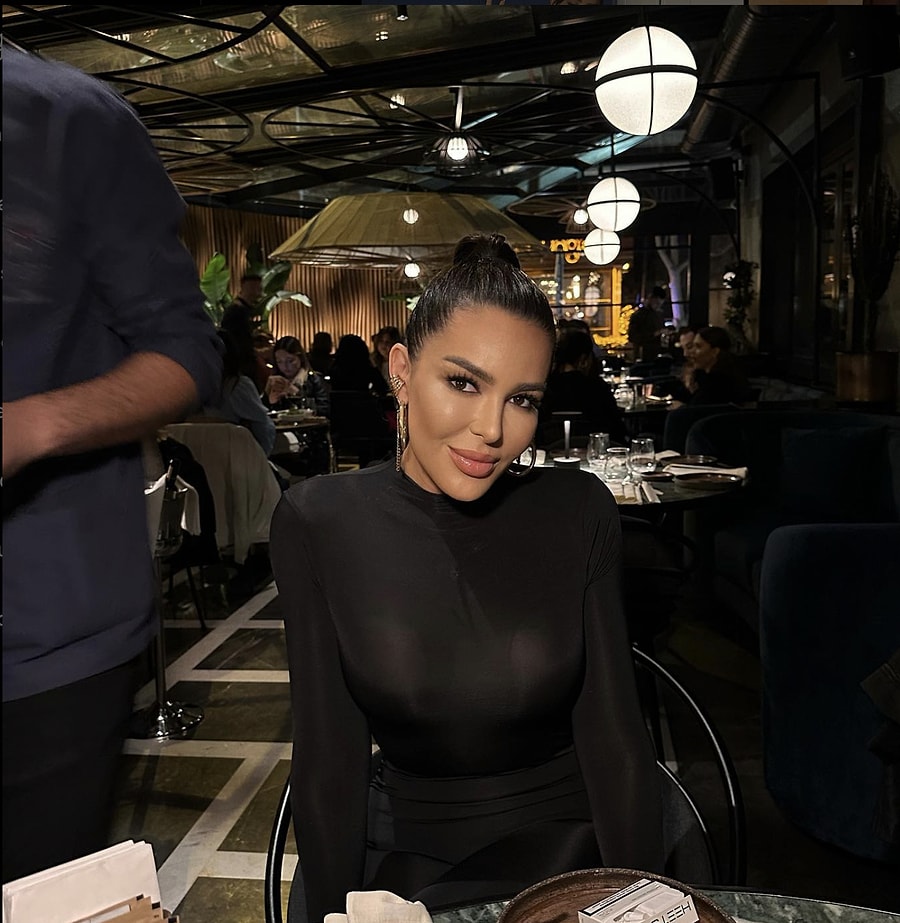 Selin Ciğerci Bikinili Pozuna "Sen Erkeksin" Diye Yorum Yapan Kişiye Kapak Gibi Cevap Verdi - Onedio