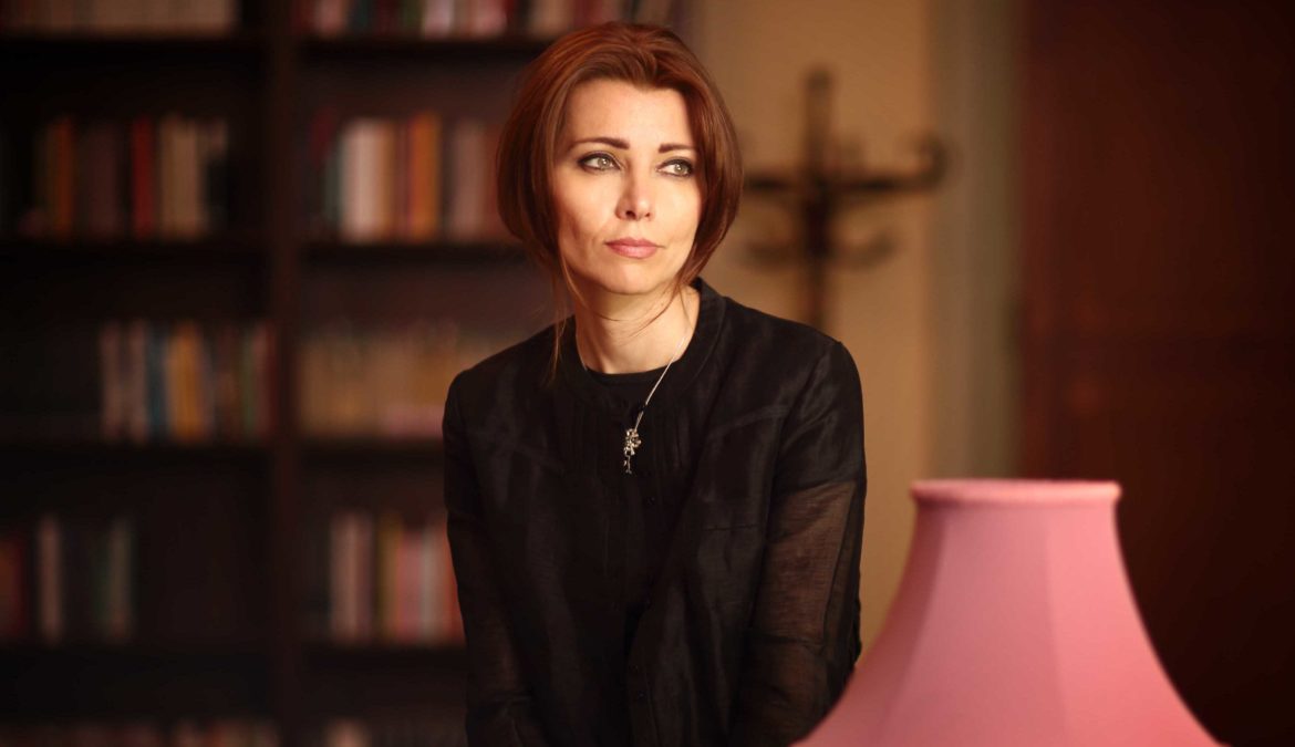 Elif Shafak: A Literary Journey of Culture, Identity, and Empathy - Onedio