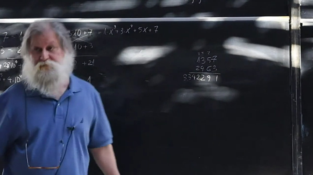 Matematikçi Ali Nesin'den 4 Basamaklı İki Sayıyı Tek Satırda Çarpma ...