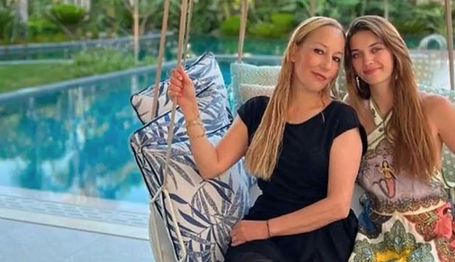 Afra Saraçoğlu'nun Annesi Beraber Fotoğraf Çektirmesine Rağmen Kızını ...