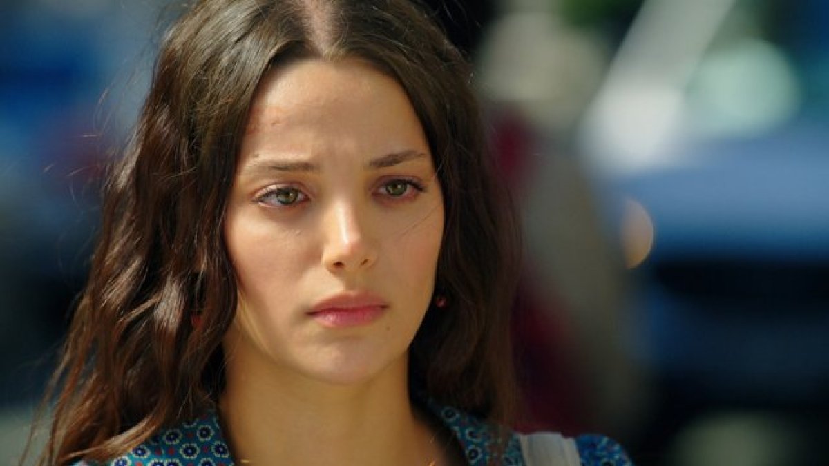 Leyla Tanlar: Rising Star of Turkish Television | A Journey of Talent and Versatility - Onedio