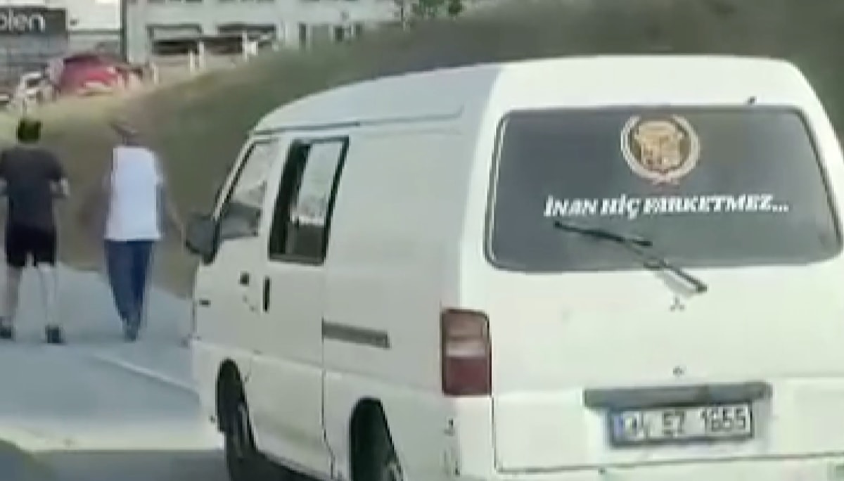 İstanbul’da Bir Sürücü Arkasında "İnan Hiç Farketmez" Yazan Aracıyla ...