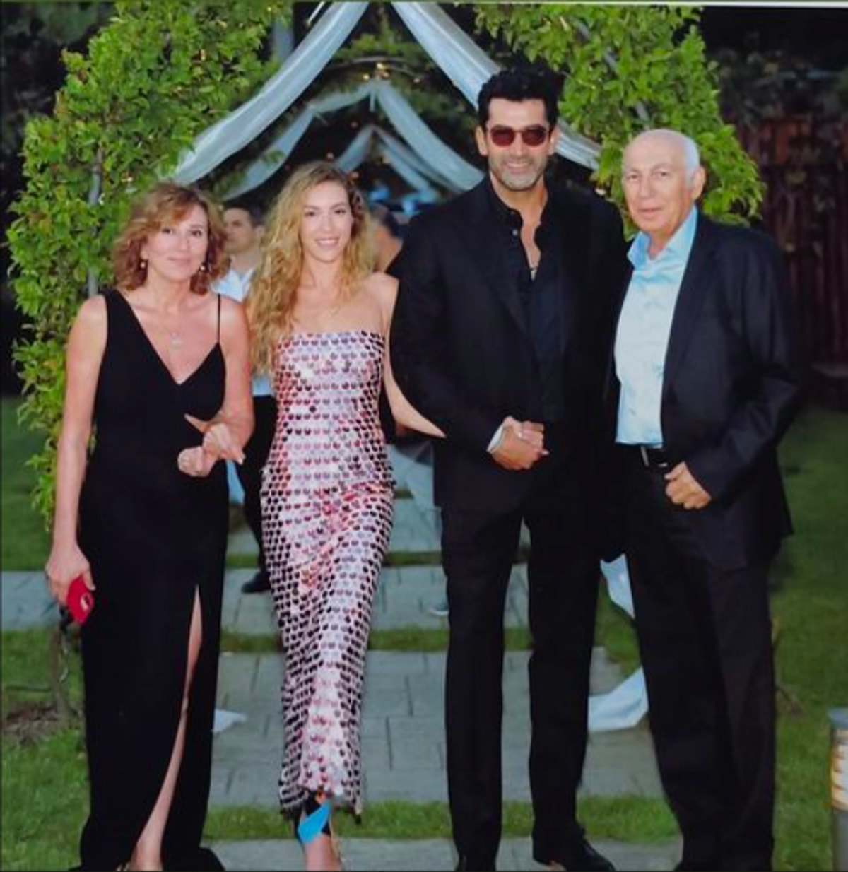 Eşi Sinem Kobal'ın Sakat Ayağına Dayanamayan Kenan İmirzalıoğlu'nun ...