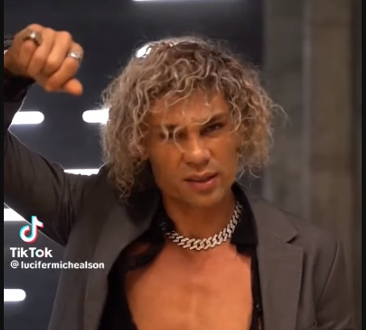 Lucifer Michaelson Dolandırıcılık Suçlamasıyla Hakim Karşısında - Onedio