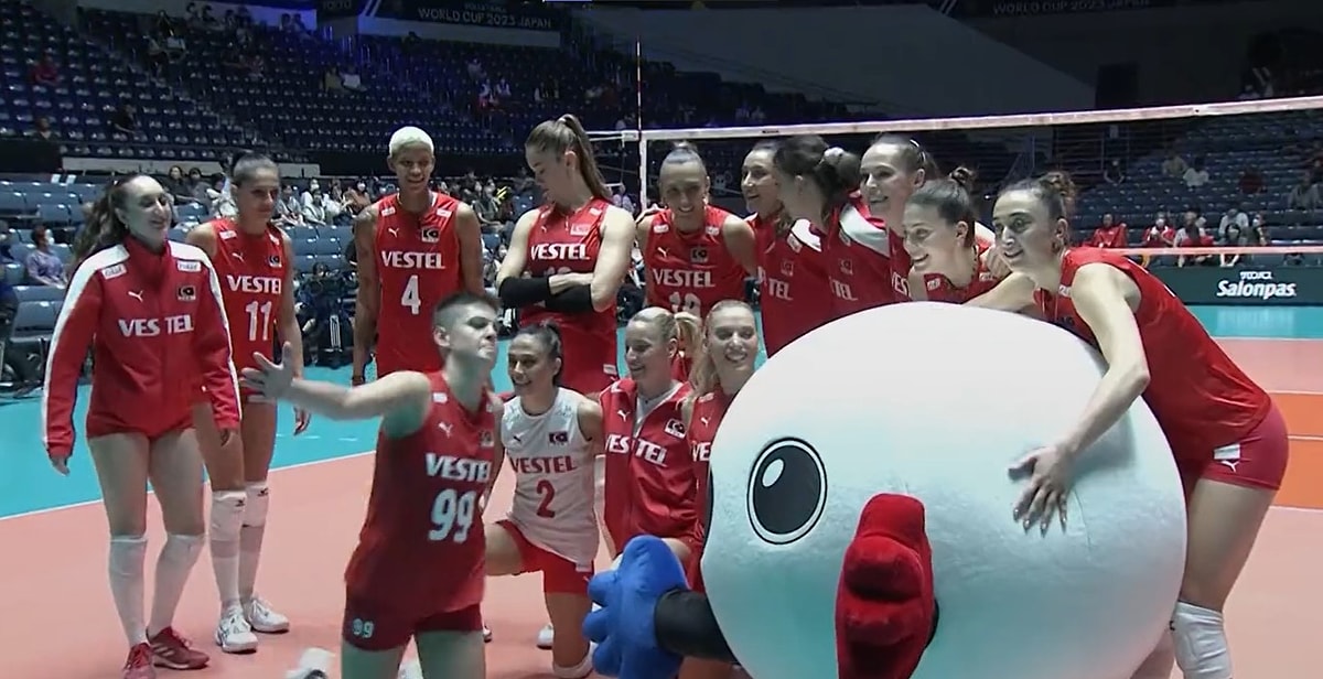 Porto Riko'yu Mağlup Eden Filenin Sultanları'nın Maskotla Eğlendiği Anlar Görenleri ...