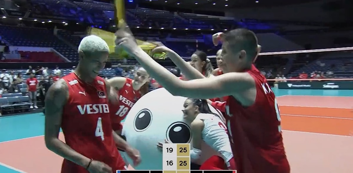 Porto Riko'yu Mağlup Eden Filenin Sultanları'nın Maskotla Eğlendiği Anlar Görenleri ...