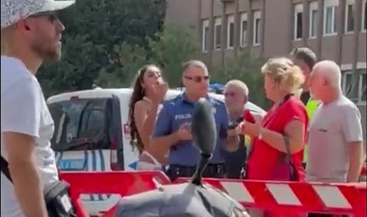 Sokakta Bikiniyle Gezen Kadın “Ahlak ve Toplumsal Değerler” ile İlgili ...