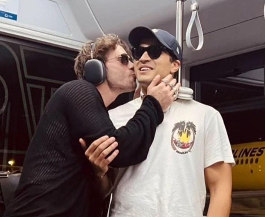 Taro Emir Tekin'in Mert Ramazan Demir'i Öperken Verdiği Poz Kızları ...