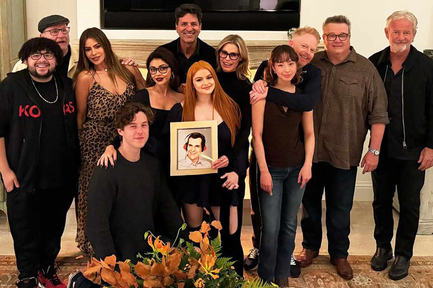 Modern Family Reunion: Sofía Vergara and Cast Share Heartwarming Moments - Onedio