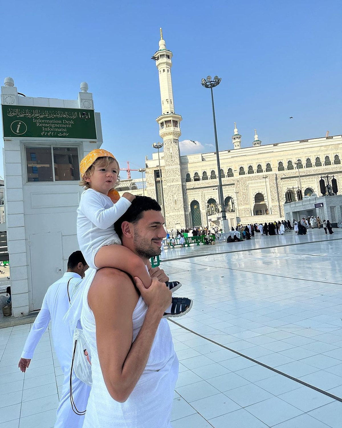 Merih Demiral ve Model Eşi Heidi Lushtaku'nun Umre Pozları ...